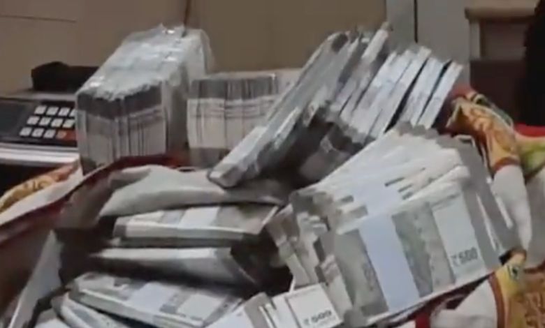 સુરતમાં બનાવટી નોટનો પર્દાફાશ: પાંચ લાખના મૂલ્યની 500 રૂપિયાની નોટ્સ ...